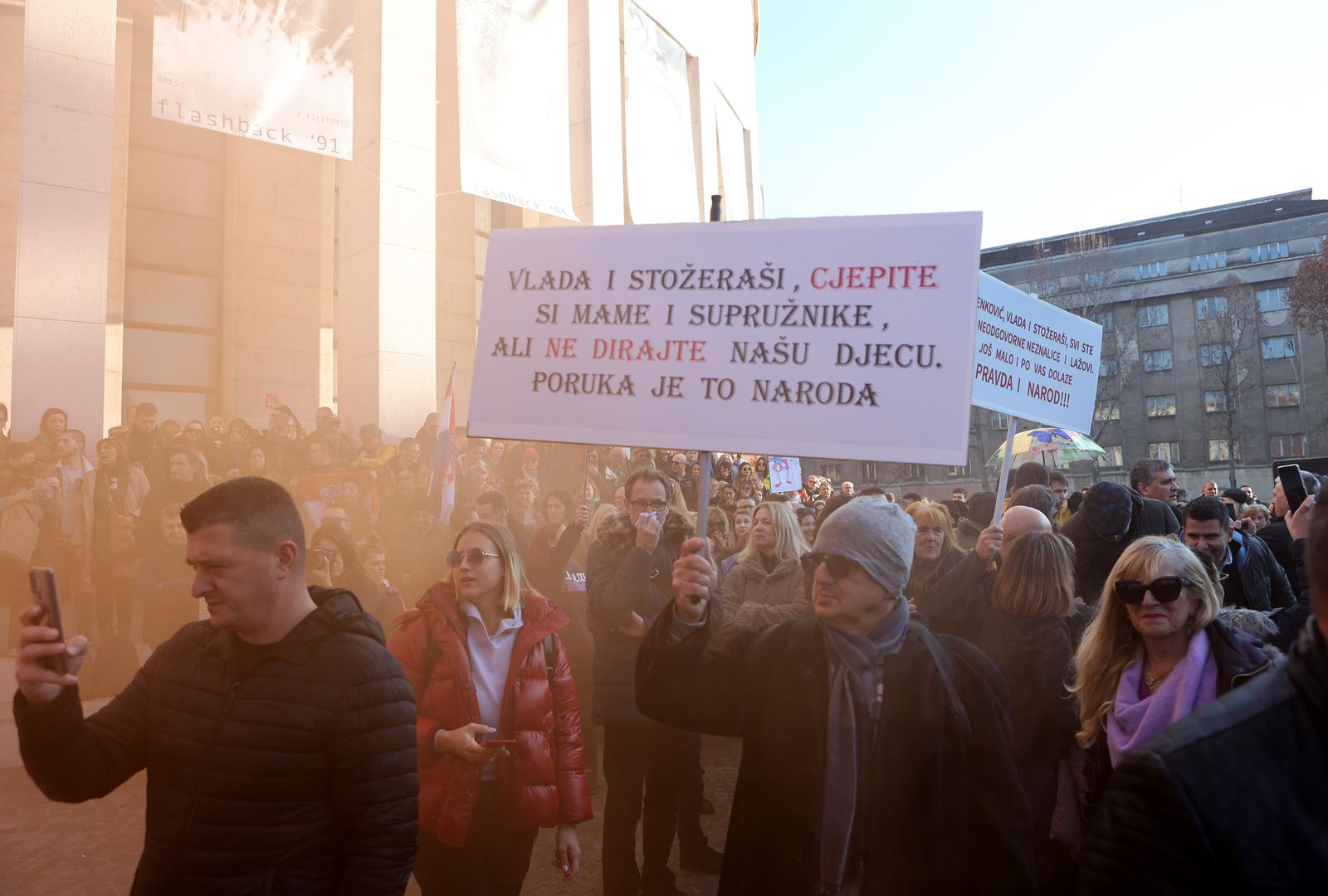 FOTO U Zagrebu tisuće ljudi na prosvjedu protiv covid potvrda – Radio Banovina