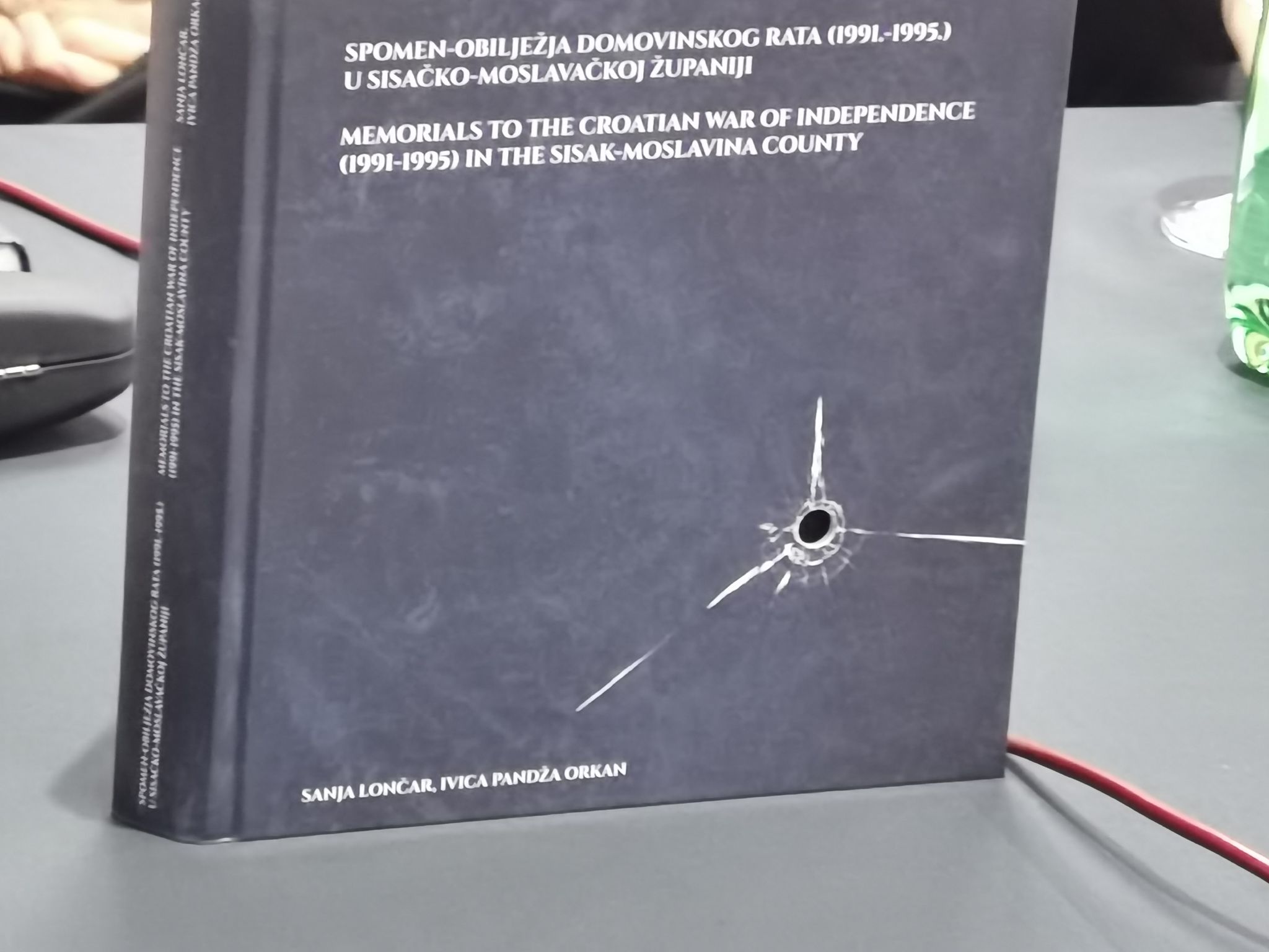 Predstavljena posebna knjiga ‘Spomen obilježja Domovinskog rata od 1991-do 1995. u Sisačko ...