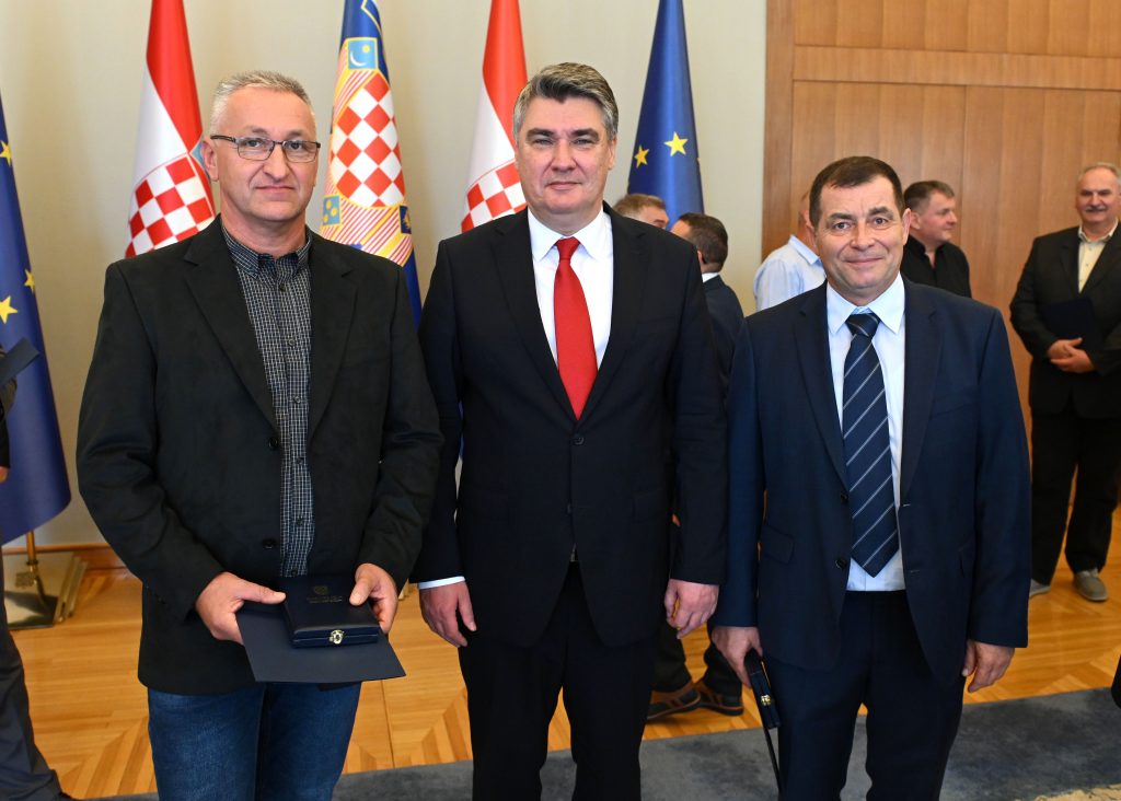 Predsjednik uručio odlikovanja dobrovoljnim darivateljima krvi – Radio ...