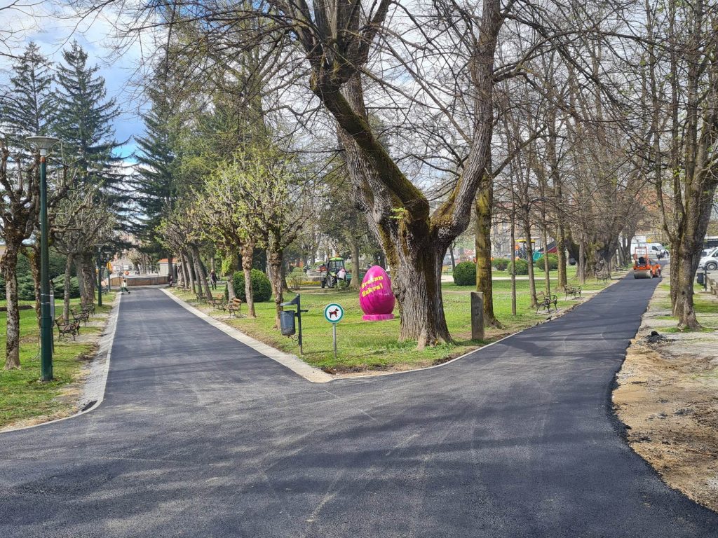 PETRINJA U tijeku asfaltiranje staza u gradskom parku – Radio Banovina