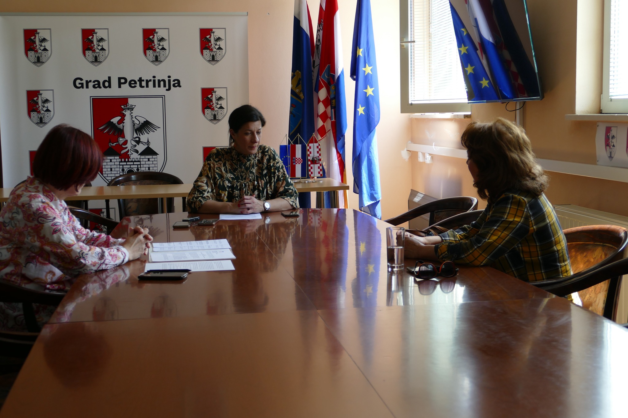 PETRINJA Grad uručio Ugovor za program „Savjetovalište i sklonište za ...