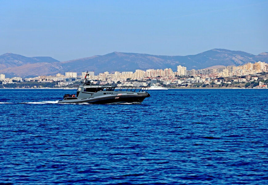 Brodom Obalne straže prevezena životno ugrožena pacijentica – Radio ...