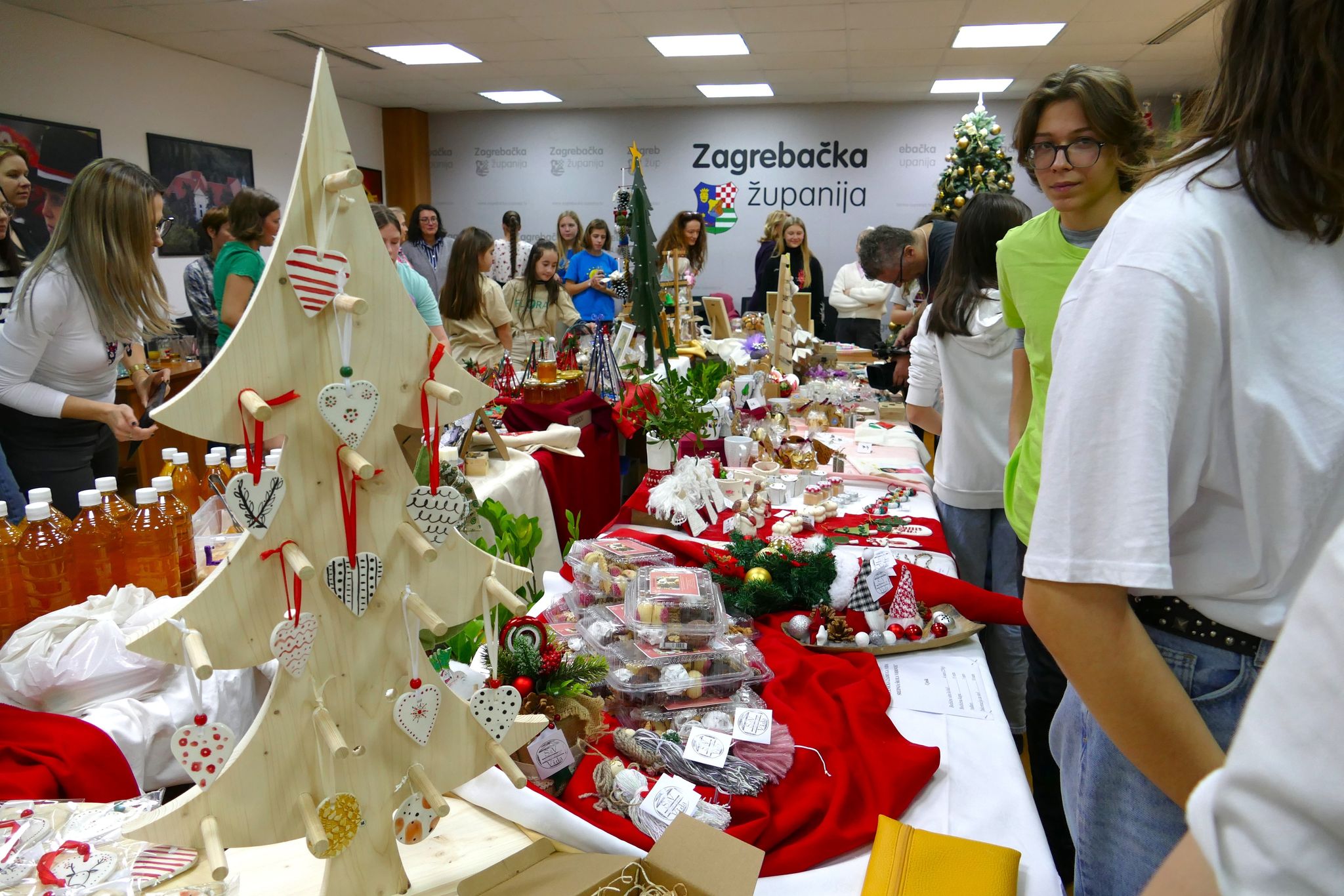 Božićna izložba učeničkih zadruga – Radio Banovina