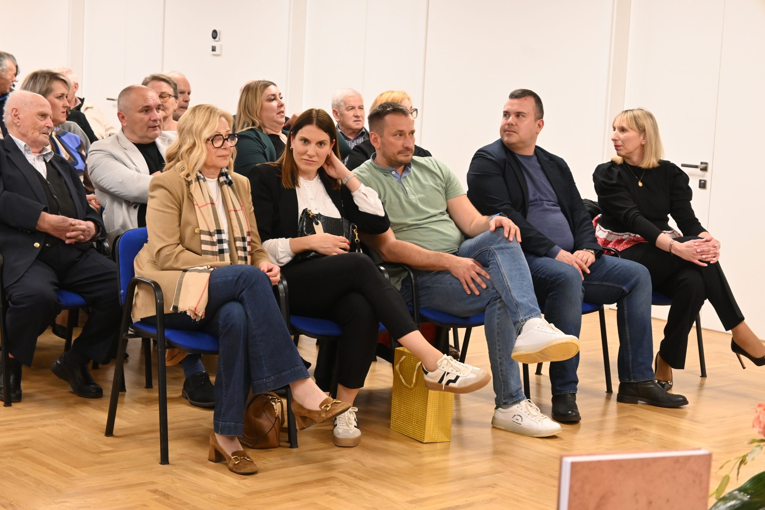 Predstavljena monografija Petrinjska keramika dr. Borisa Vrge – Radio ...
