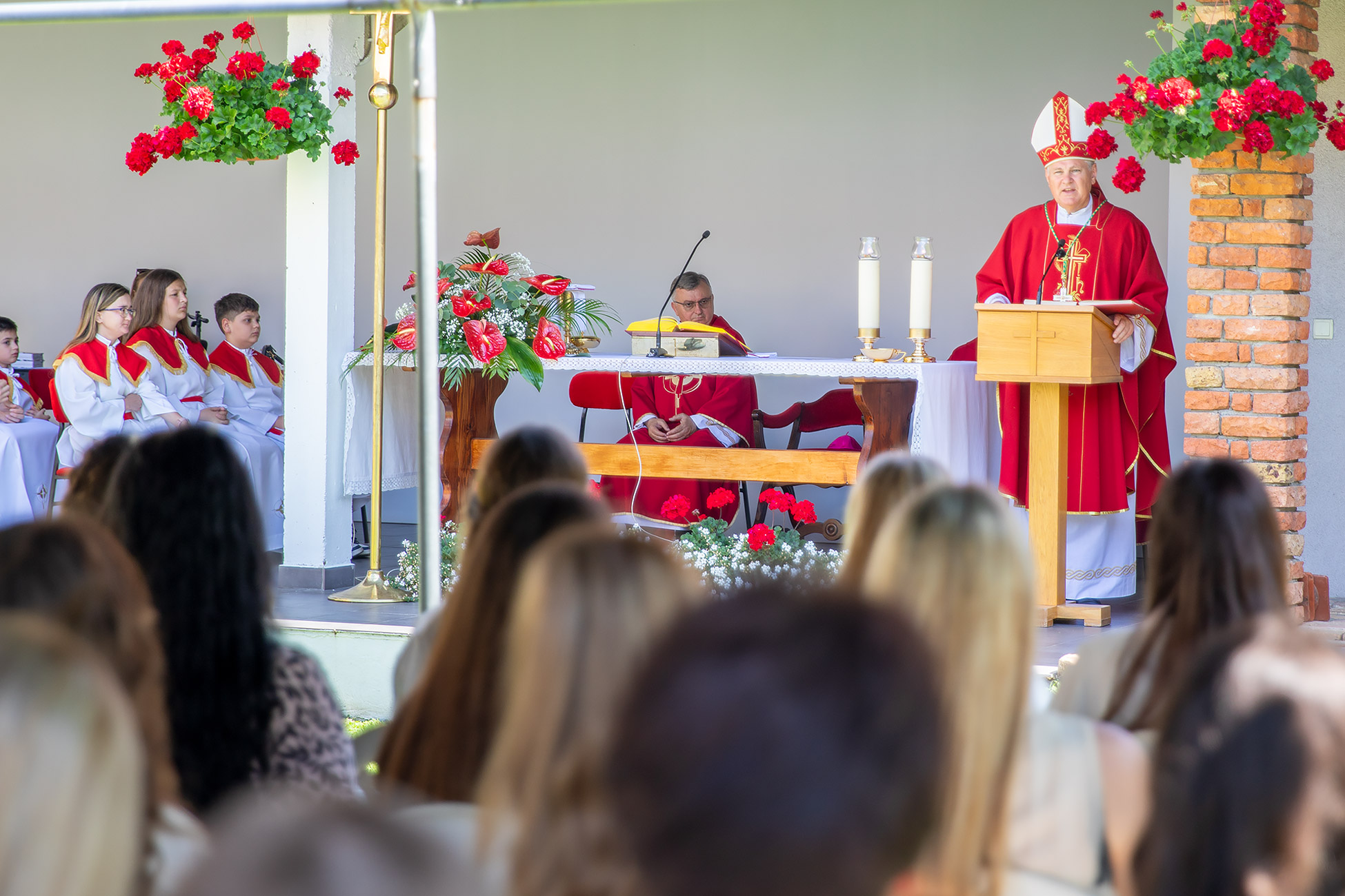 Biskup Košić podijelio sakrament potvrde 66 krizmanika na Duhove u Sisku – Radio Banovina